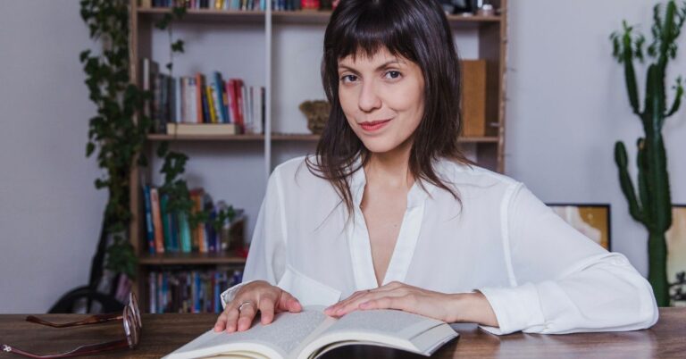 Corinna Toivonen Author: Crafting Stories That Resonate